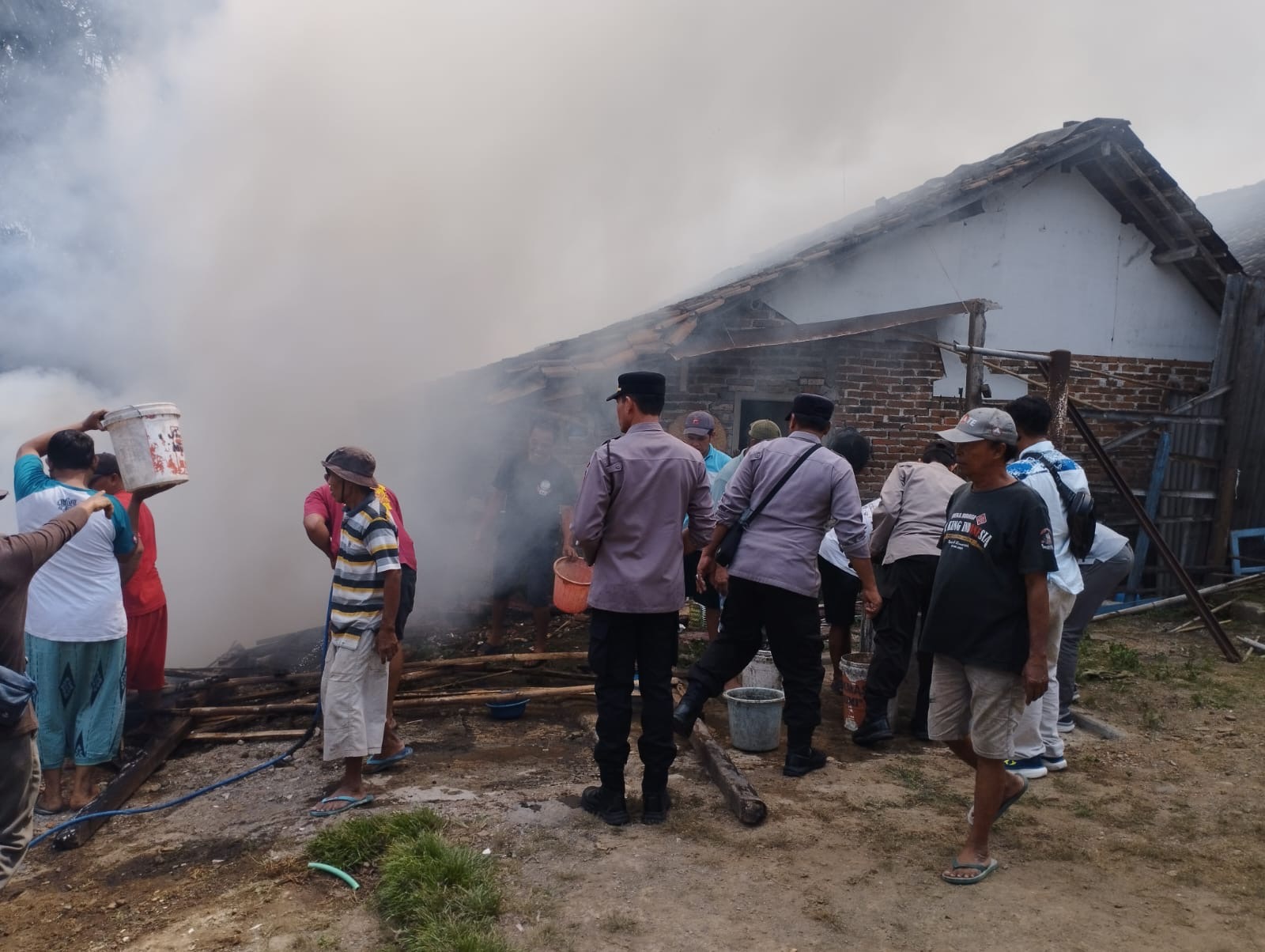 Sigap!! Warga Dan Damkar Padamkan Rumah Warga Yang Di Lalap Sijabo ... Sigap!! Warga Dan Damkar Padamkan Rumah Warga Yang Di Lalap Sijabo ...